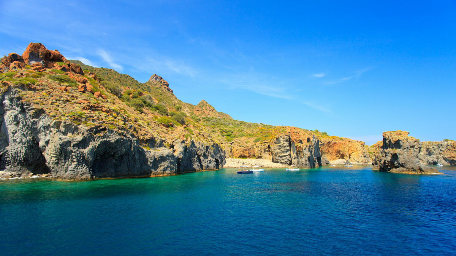 Cosa vedere a Panarea: giardini termali, borghi e spiagge - Alicost Spa